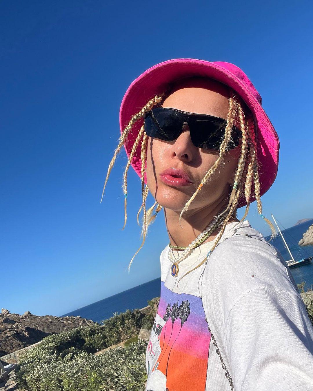 H Τάμτα πιο sexy από ποτέ με μαύρο μπικίνι -Το ιδιαίτερο σχέδιο και οι hot πόζες με τα φυσικά ...